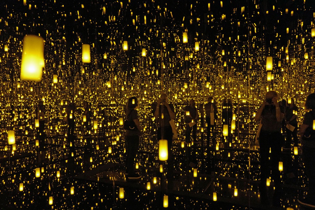 Barbara entranced by a Yayoi Kusama Infinity Room - People - Leica Forum